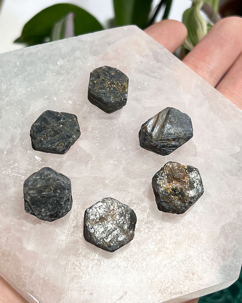 Safira em Bruto (15-20mm) - (Formato Hexagonal) (Tonalidade Negra ...